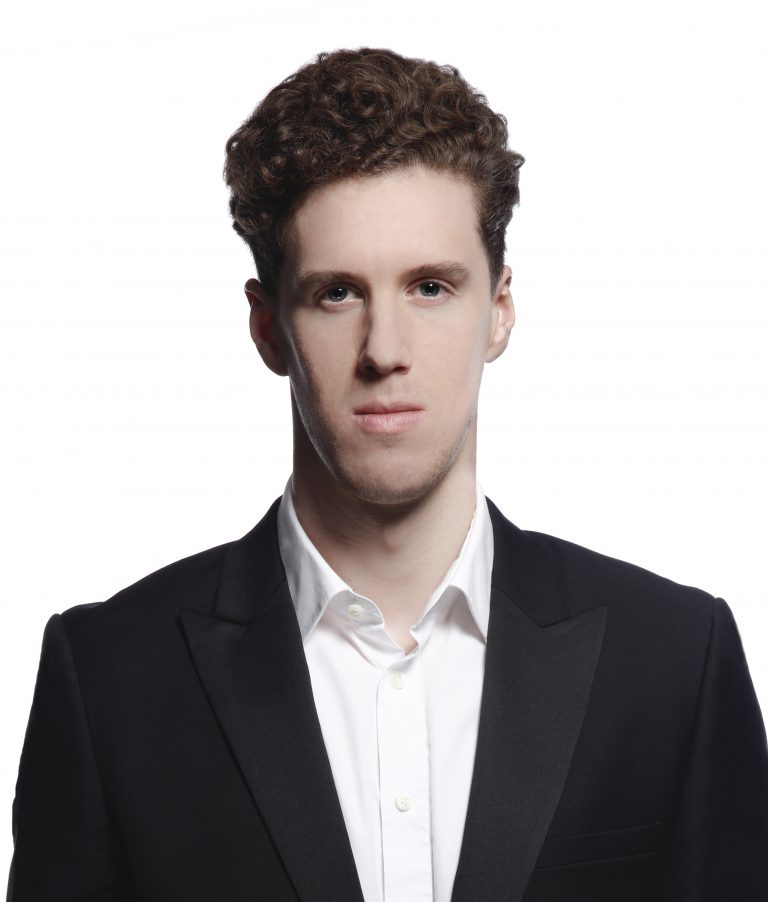 Q&A: West End Tenor Leo Roberts – AmoneA Musical World